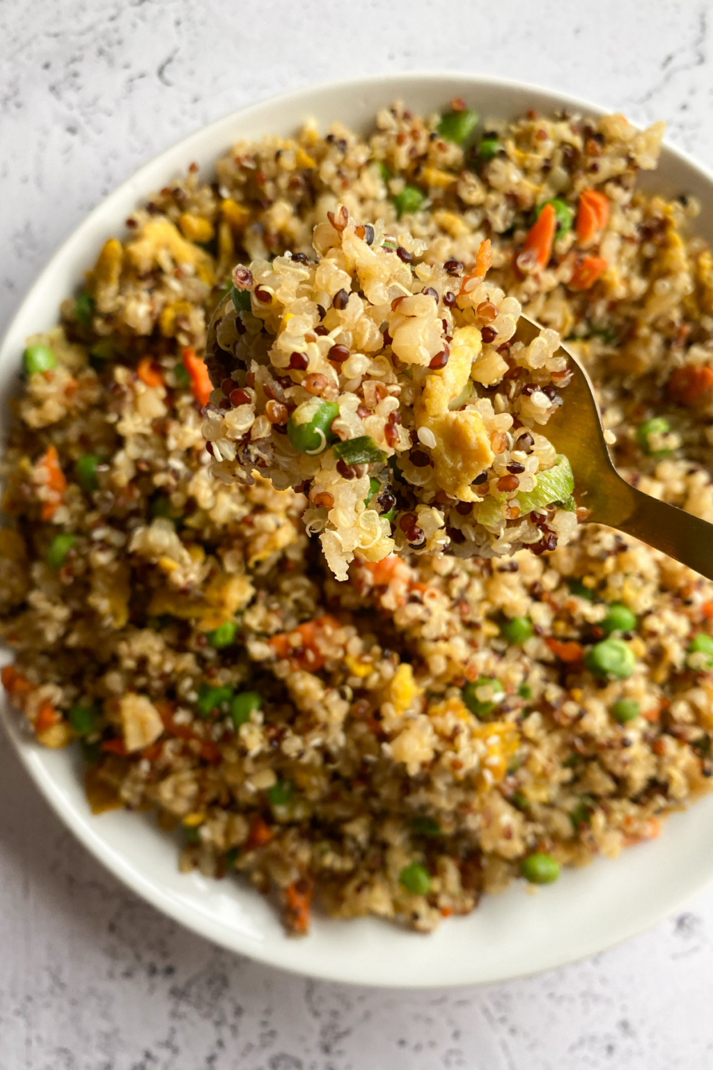 10-Minute Healthy Quinoa Veggie Fried "Rice" - hellofrozenbananas.com