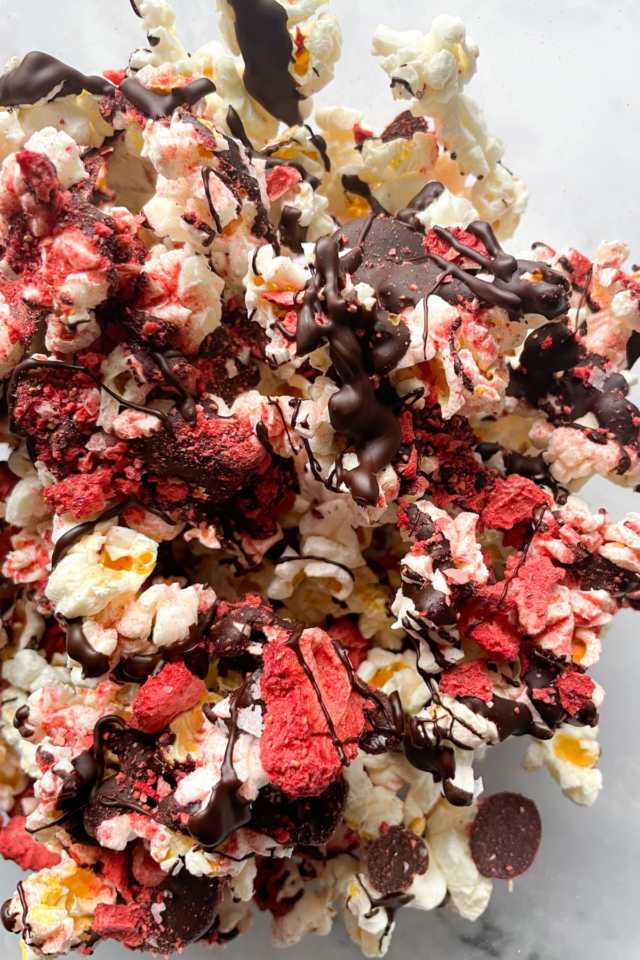 Chocolate Covered Strawberry Popcorn - hellofrozenbananas.com