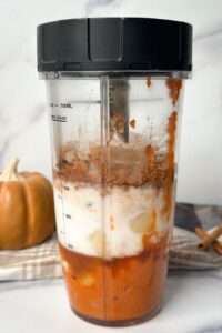 Healthy Pumpkin Pie Smoothie - hellofrozenbananas.com