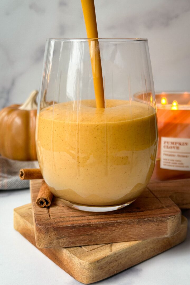Healthy Pumpkin Pie Smoothie - hellofrozenbananas.com