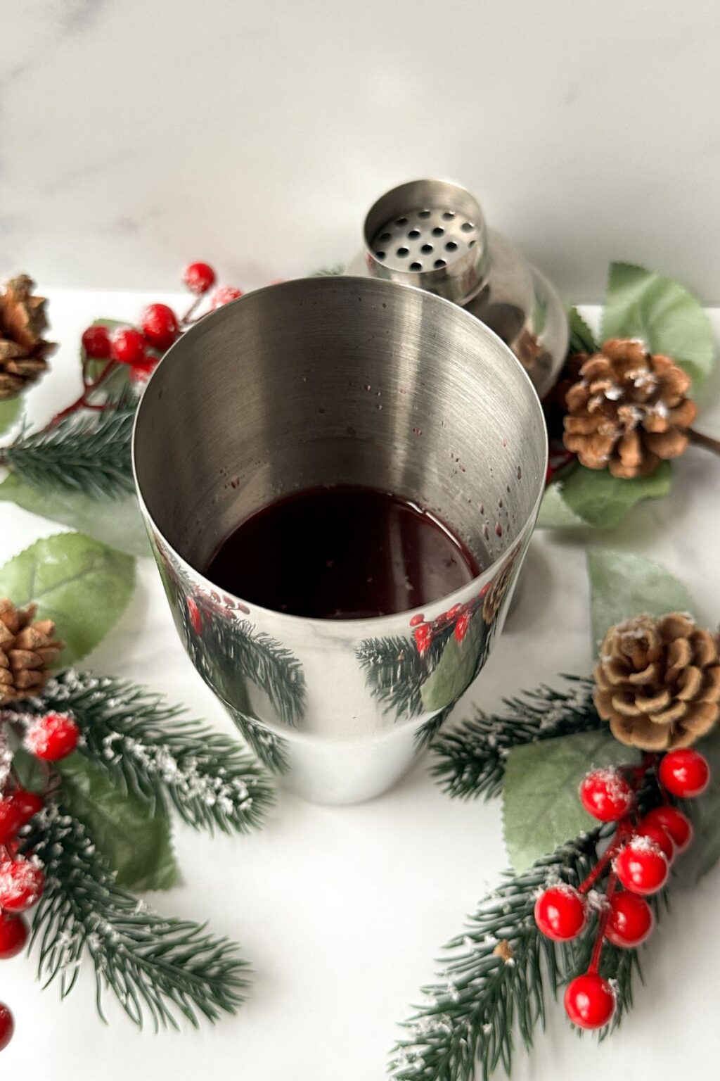 Cranberry Gin Cocktail - hellofrozenbananas.com